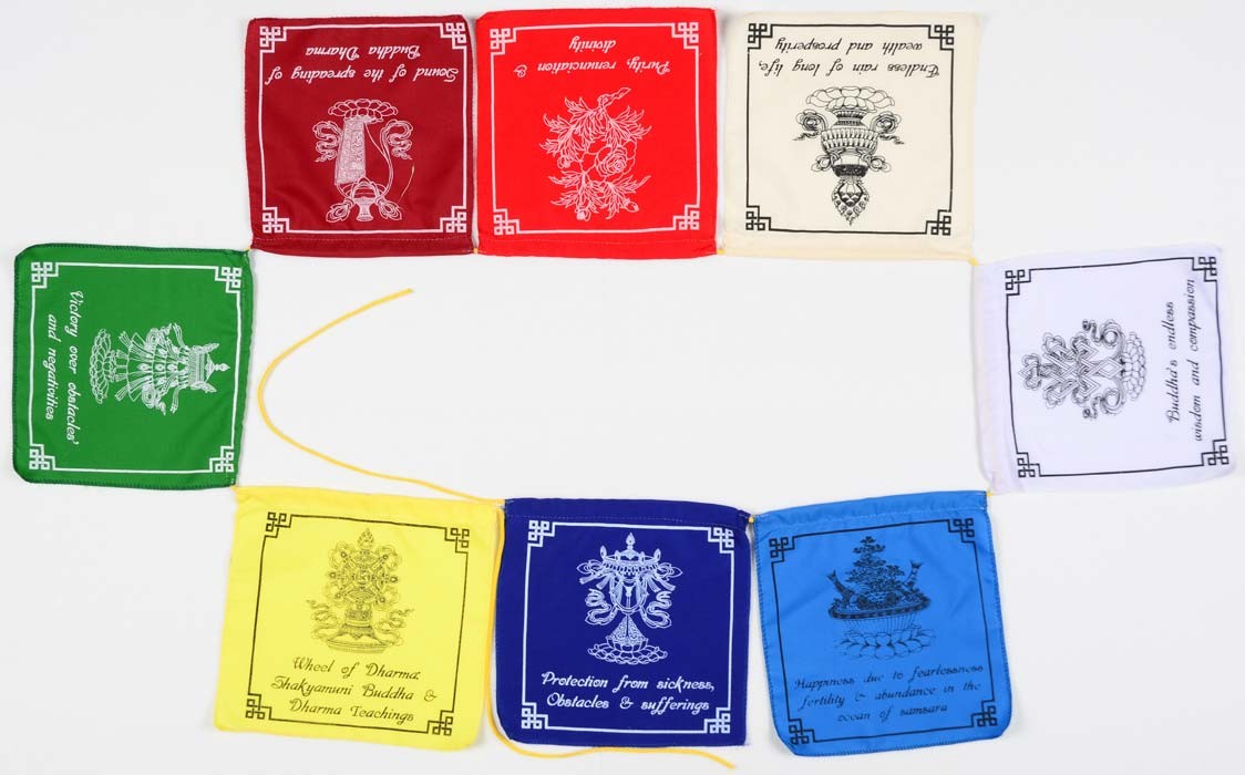 Gebetsfahnen mit Tashi Tagey